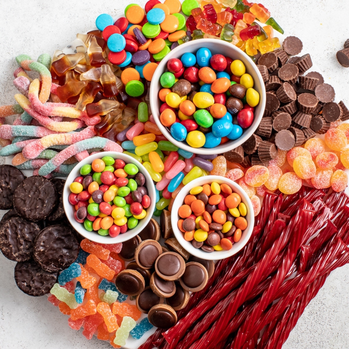 21 Candy Charcuterie Board Ideas That’ll Wow Any Crowd – The Tasty Flavors